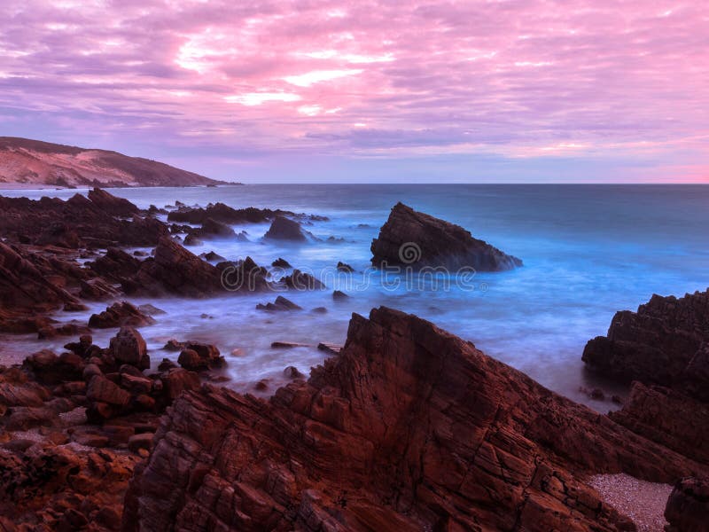 Mer De Bleu De Plage Rocheuse Photo stock - Image du extérieur, soleil ...