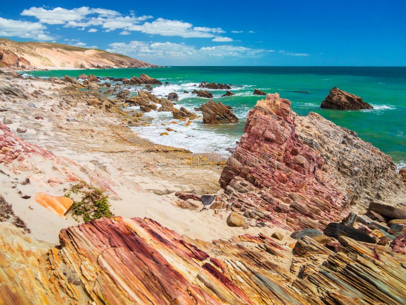 Plage rocheuse photo stock. Image du sable, horizontal - 524258