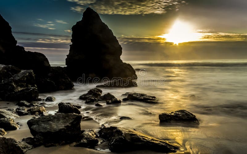 Plage rocheuse photo stock. Image du bleu, californie - 53366058