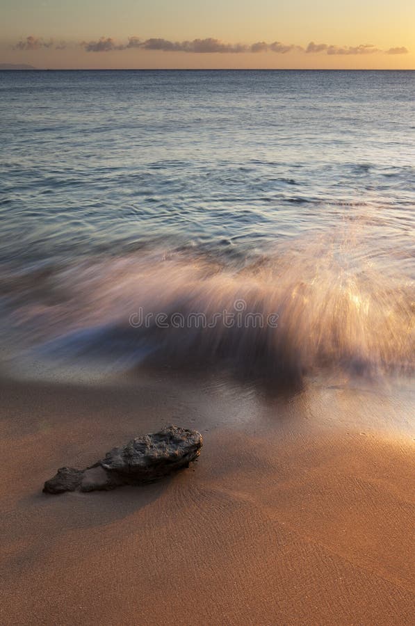 Plage Rocheuse Au Coucher Du Soleil Photo stock - Image du contexte ...