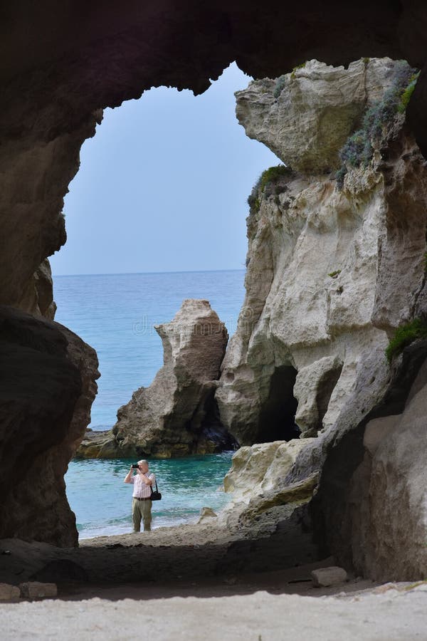 Plage Rocheuse Avec Des Cavernes Et Des Grottes Dans Tropea Image stock ...