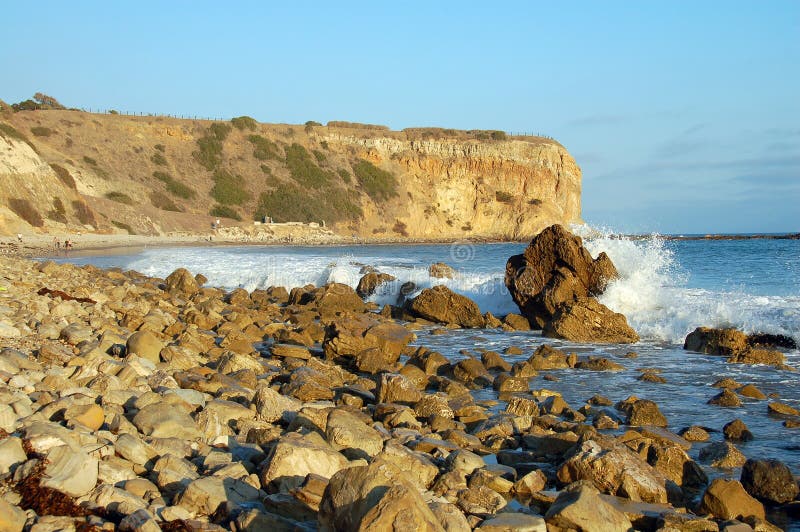Plage Rocheuse Avec Des Ondes Photo stock - Image du moment, nuages ...