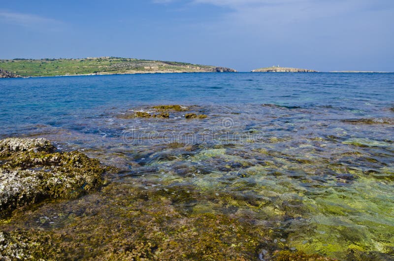 Plage Rocheuse, La Baie De St Paul, Malte Photo stock - Image du ...