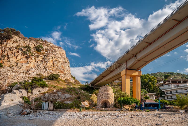 Plage Rocheuse Sous Les Piliers Image stock - Image du grèce, lumière ...