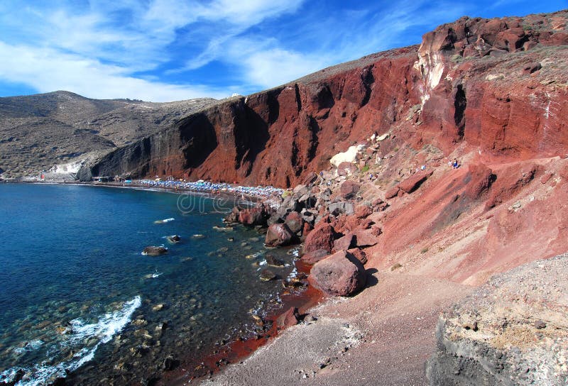 Plage rouge, Santorini image stock. Image of visite, ciel - 16635473