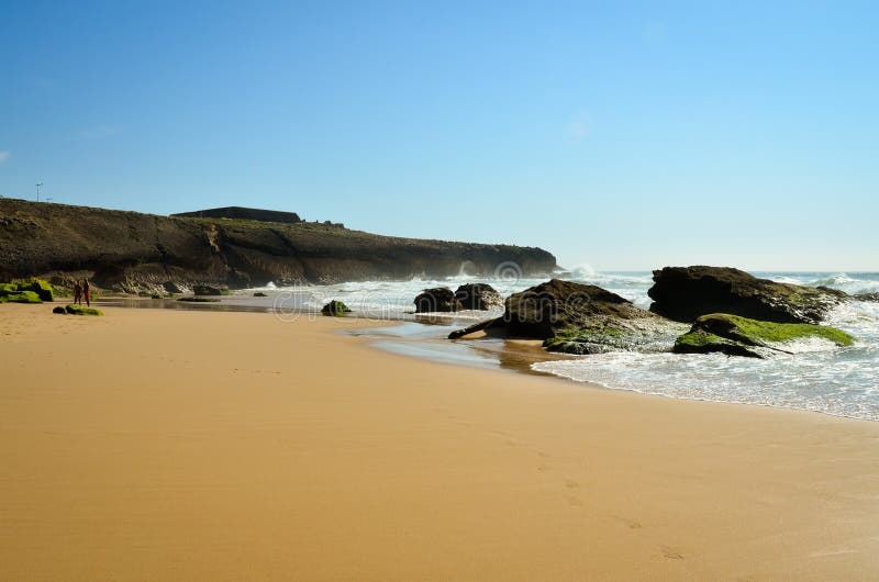 Plage sablonneuse photo stock. Image du saillir, gens - 19868428