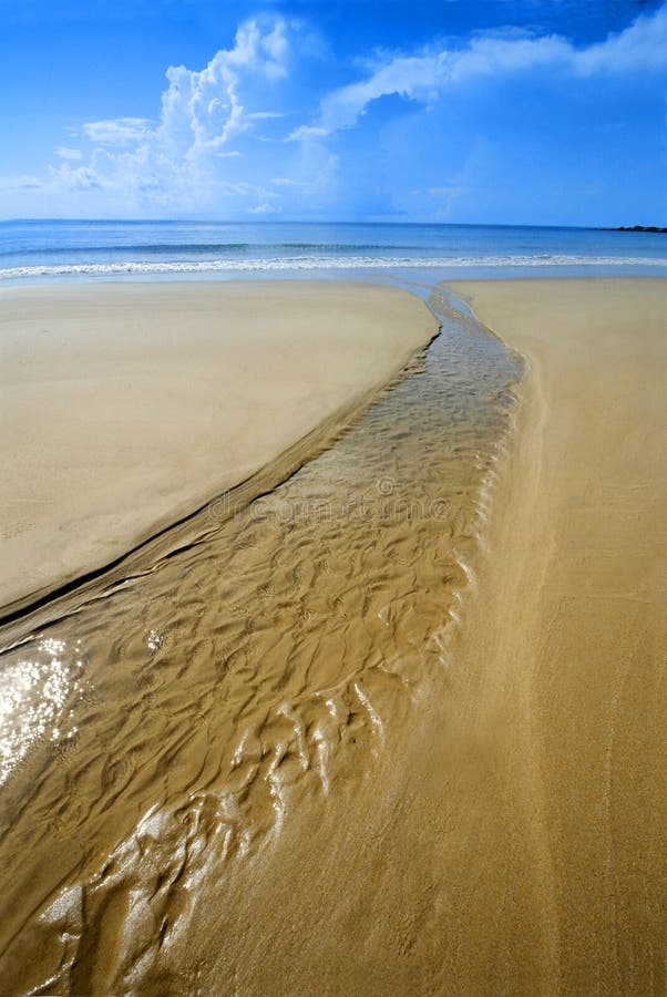 Plage ensoleillée photo stock. Image du ensoleillée, plage - 10493752