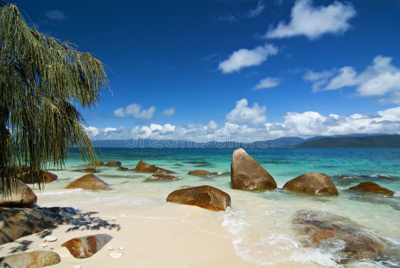 Plage Tropicale Avec Des Rochers Image stock - Image du lumineux, chaud ...
