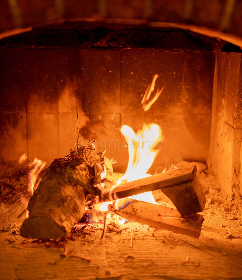 Plan De Una Chimenea Con Fuego De Naranja Foto de archivo - Imagen de ...