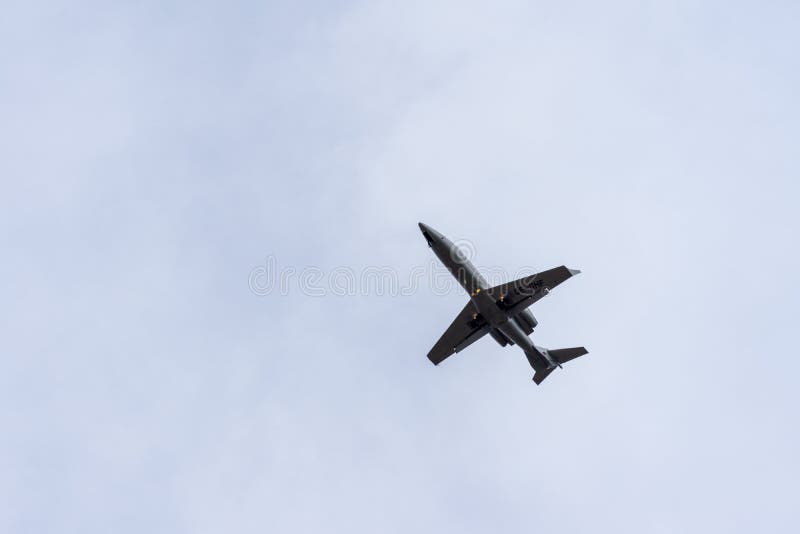 Plan En Angle Bas D'un Avion Volant Dans Le Ciel Sombre Image stock ...