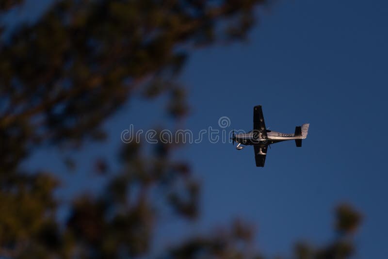Plan En Bas Angle D'un Avion Volant Dans Le Ciel Image stock éditorial ...