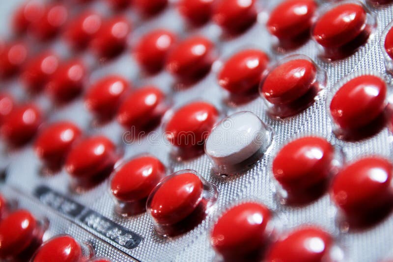 Pilule rouge simple image stock. Image du curatif, malade - 451487