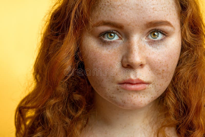 Fermez Vous Vers Le Haut Du Portrait De La Belle Fille Avec Des Taches
