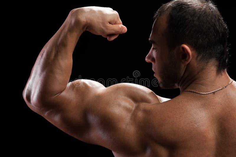 Plan Rapproché De Bodybuilder Montrant Des Muscles De Biceps Image