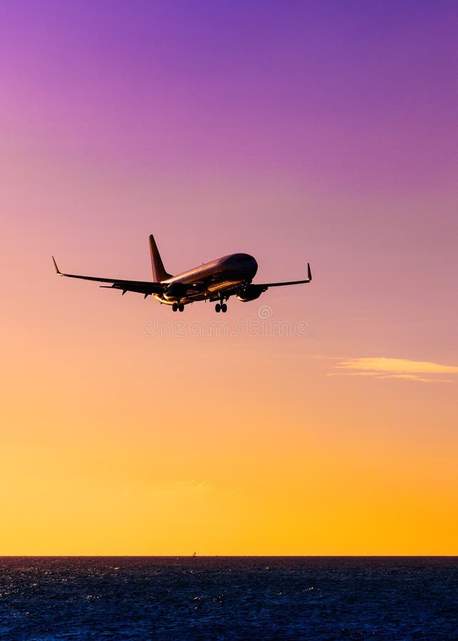 Plan Vertical D'un Avion Survolant La Mer Au Coucher Du Soleil Photo ...