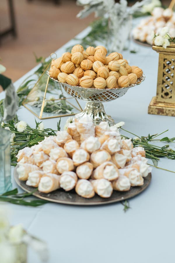 Plan Vertical D'un Bol Et Plateau De Desserts Sur Une Table Buffet ...