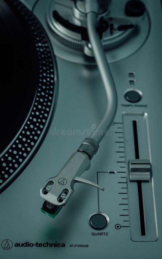 Plan vertical d'un platine photographie éditorial. Image du numérique ...