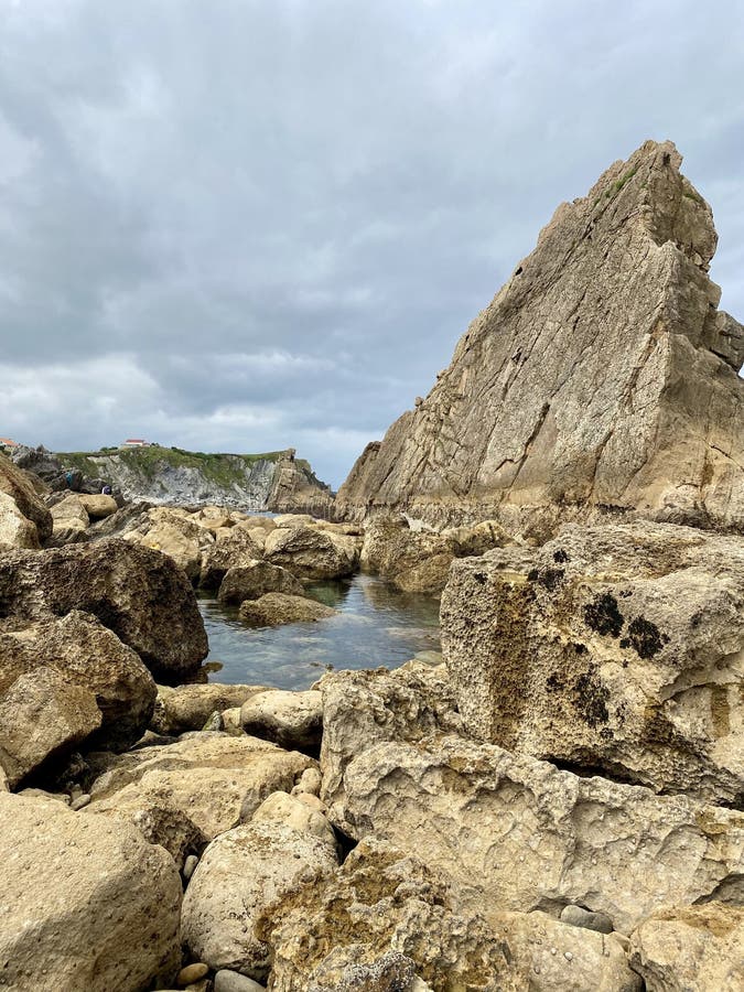 Plan Vertical D'une Plage Rocheuse Image stock - Image du plage, côte ...