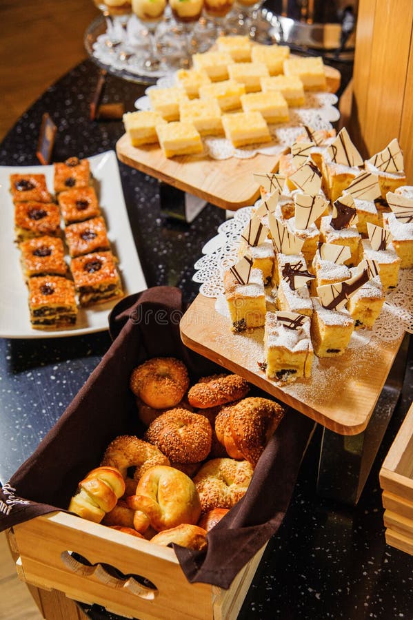 Plan Vertical D'une Table Buffet Avec Desserts Et Sucreries Image stock ...