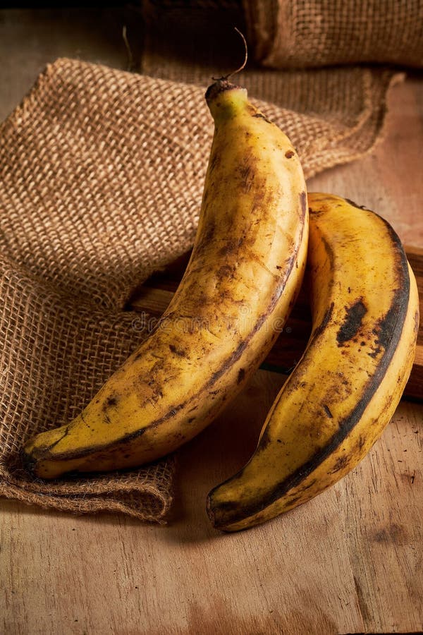 Plan Vertical De Bananes Sur Un Bois Sur La Table Photo stock - Image ...