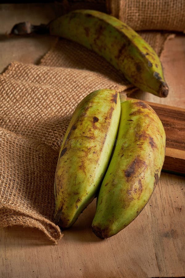 Plan Vertical De Bananes Sur Un Bois Sur La Table Image stock - Image ...