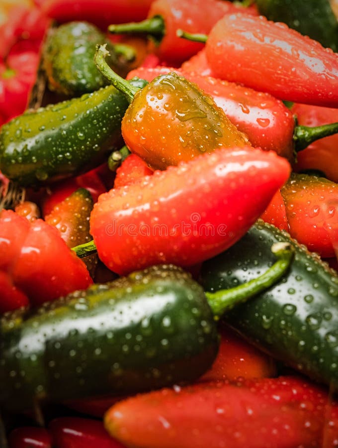 Plan Vertical De Piments Rouges Et Verts Avec Gouttes D'eau Photo stock ...