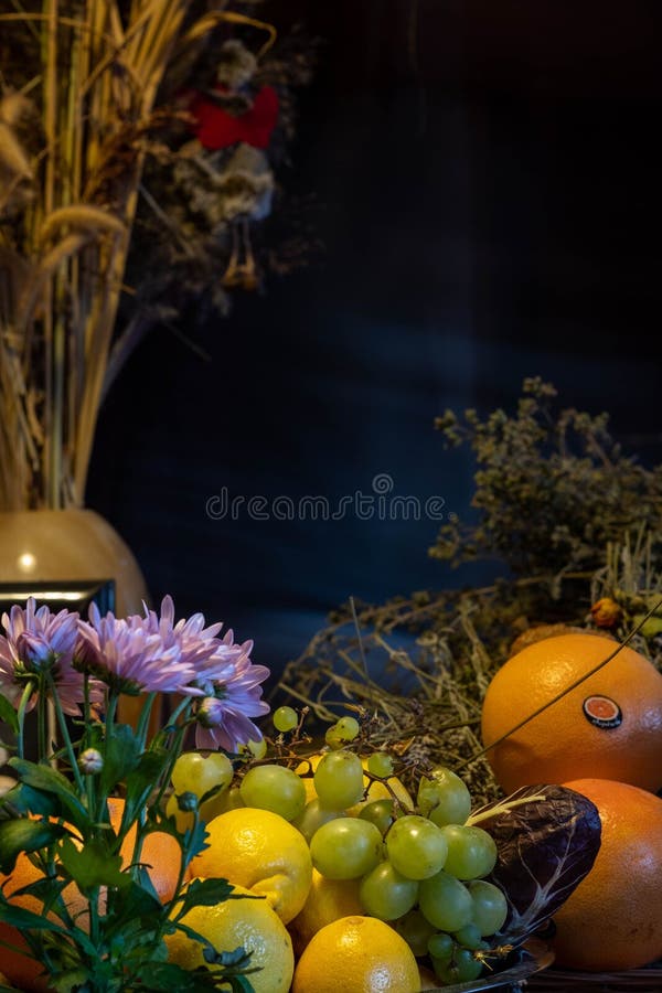 Plan Vertical Des Fruits Et Fleurs Sur La Table Image stock - Image du ...