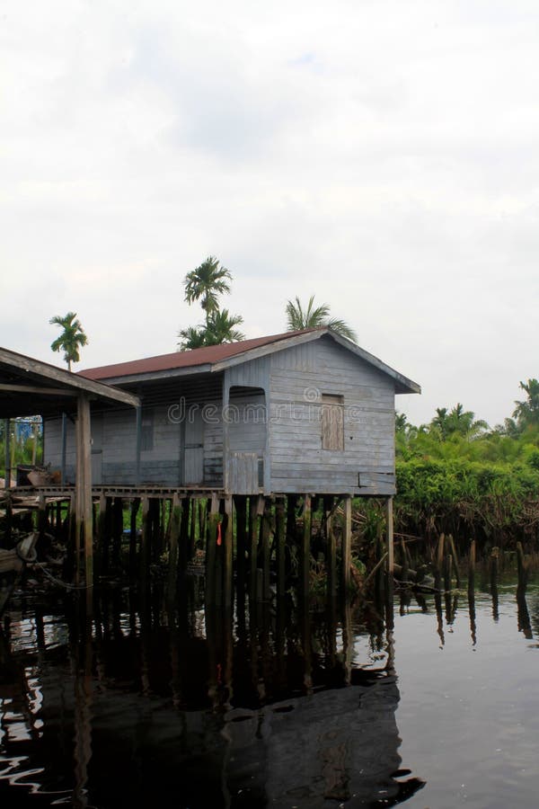 Plan Vertical Des Maisons Sur Pilotis Photo stock - Image du fond ...