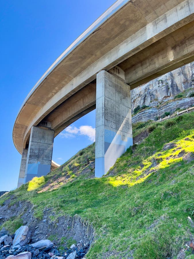 Plan Vertical Sous Un Pont De Pierre Sur Une Colline Verte Photo stock ...
