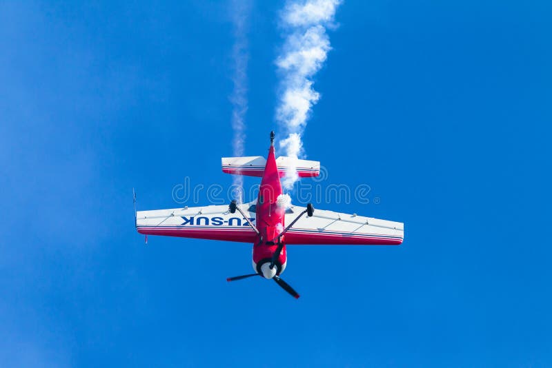 Plane Acrobatics Dive Flying Editorial Photo - Image of show, flying ...