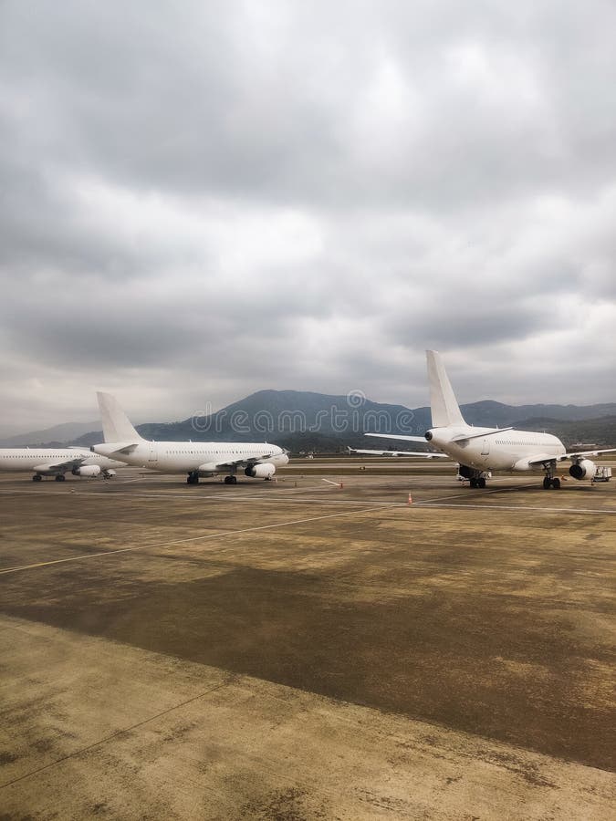 Plane at the Airport Waiting for Passengers To Board Stock Photo ...