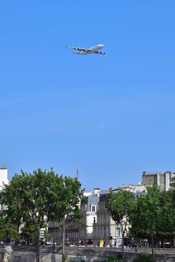 The Plane Flies Low Over the Rooftops of Paris Editorial Photography ...