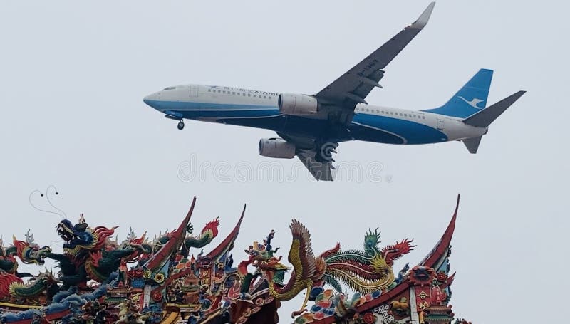 Plane Flies Over the Rooftops Editorial Photography - Image of flying ...