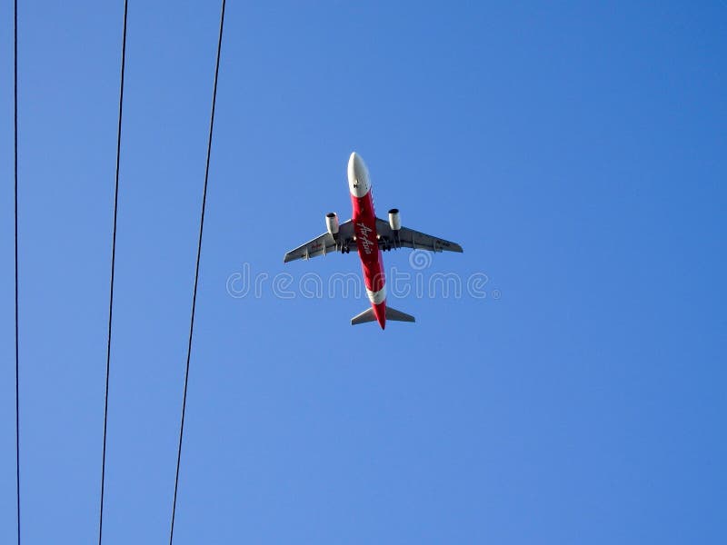 Plane flying overhead editorial stock image. Image of blue - 102142649