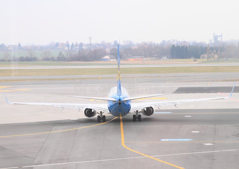 Plane rolling stock image. Image of arrival, rolling - 49097191
