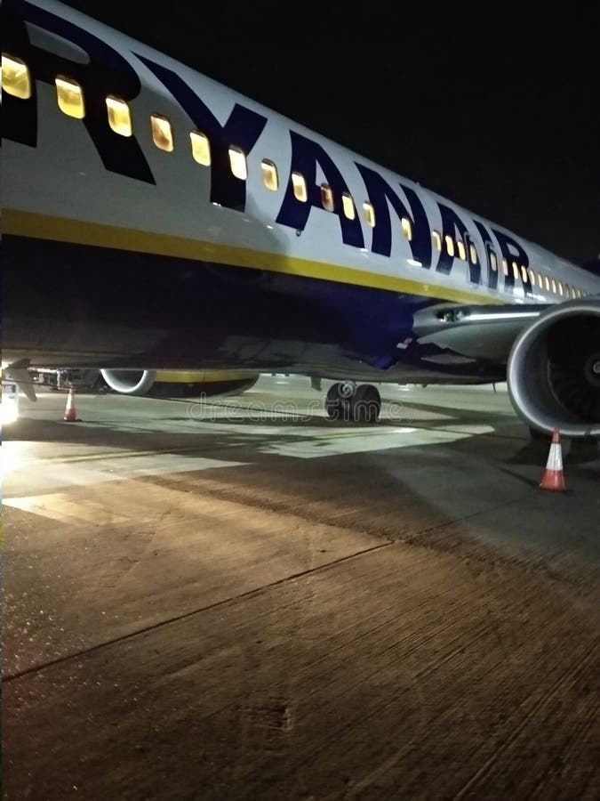 Ryanair editorial image. Image of departs, package, spain - 46048570