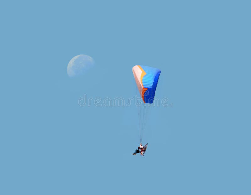 Planeador Y Luna De Paramotor Imagen de archivo - Imagen de ...