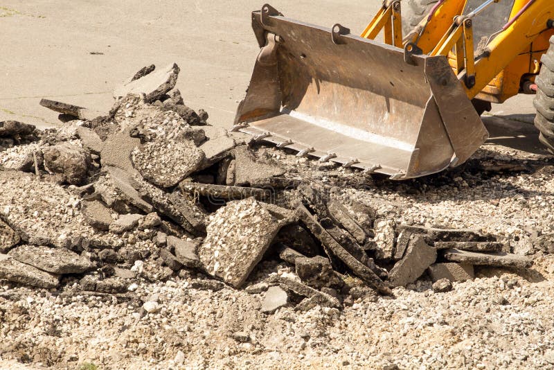 Planierraupe Baut Asphalt Bei Der Arbeit Ab Stockbild - Bild von ...