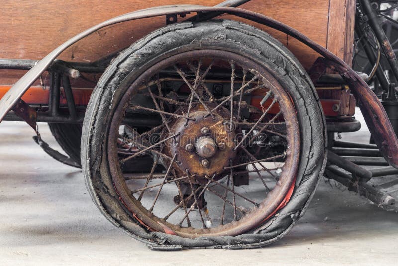 Gammalt rostigt hjul fotografering för bildbyråer. Bild av gammalt ...