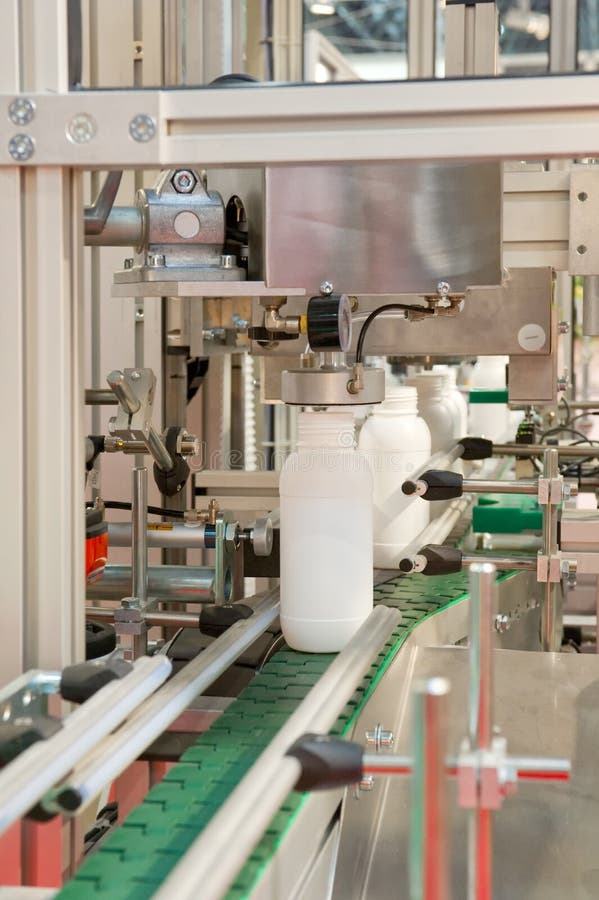 Planta de embotellamiento imagen de archivo. Imagen de azul - 25705577