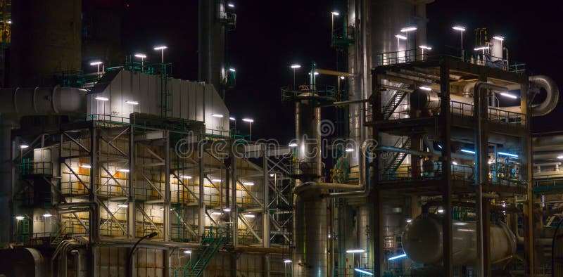 Planta del refinamiento imagen de archivo. Imagen de combustible - 56408683