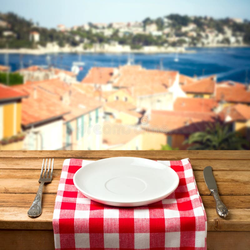 Plat Vide Avec Le Couteau Et Fourchette Sur La Table Rustique En Bois ...