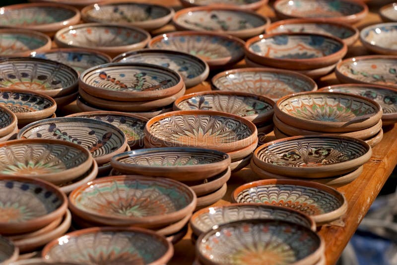 Beaucoup De Plaques Roumaines Traditionnelles De Poterie Photo stock ...