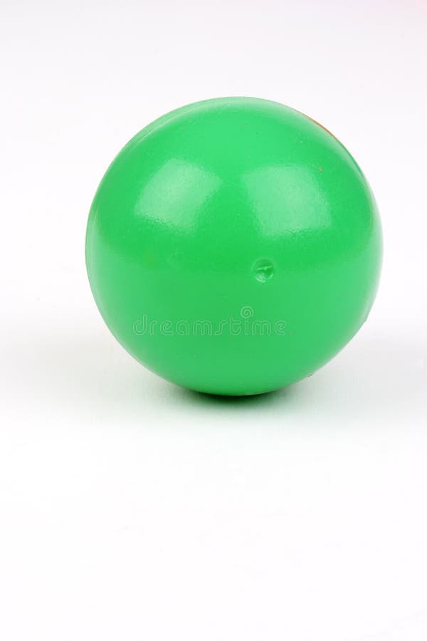Plastic bal stock afbeelding. Image of groen, speelgoed - 1800073