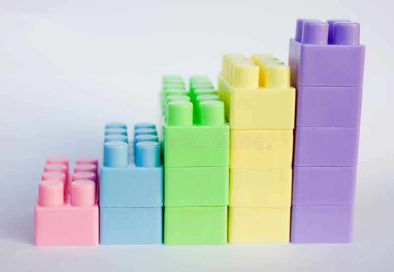 Plastic bouwstenen stock foto. Image of huis, roze, kleurrijk - 23860036