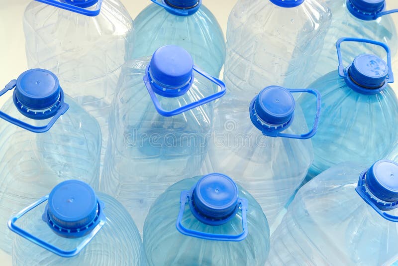 Plastic waterflessen stock foto. Image of containers, transparant - 2341592