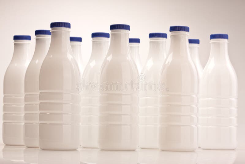 Volledige plastic melkfles stock afbeelding. Image of achtergrond ...