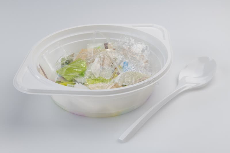 Plastic Soepkom En Lepel Met Plastic Soep Stock Afbeelding - Image of ...