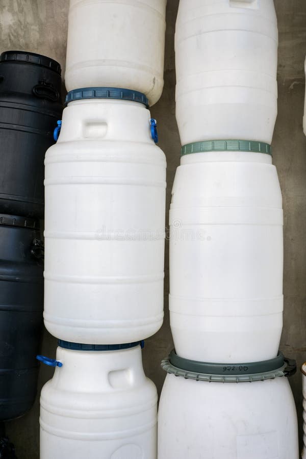 Plastic Tanks Voor Opslag En Vervoer Van Chemische Vloeistoffen Stock ...