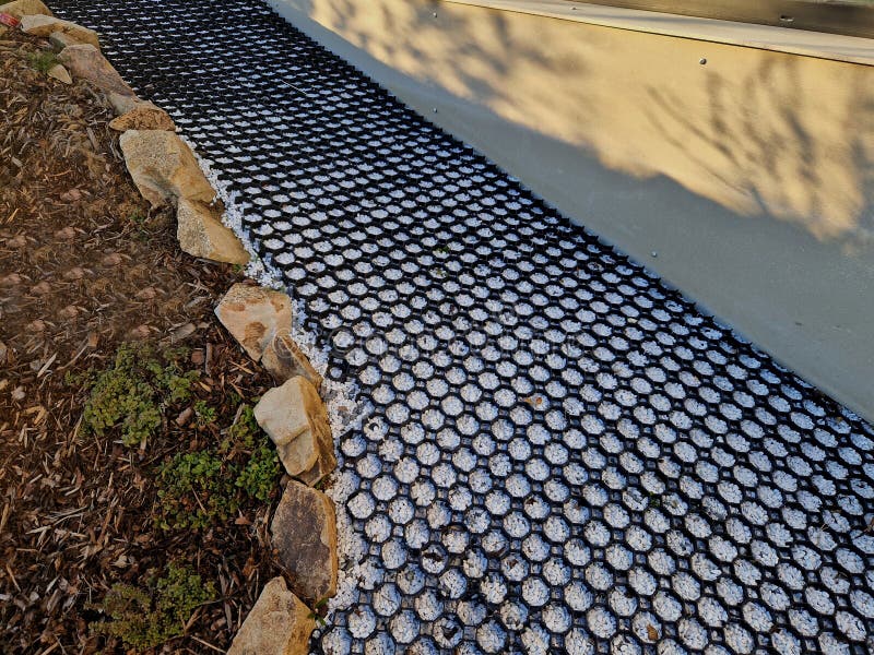 Plastic Tiles with Perforations and Locks are Suitable for Buildin ...